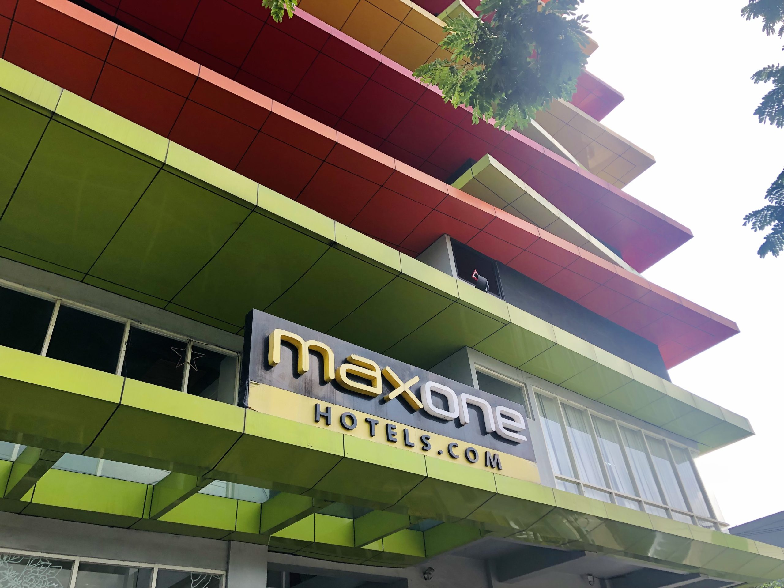 Rekomendasi Hotel Bintang Tiga Surabaya: Maxone Dharmahusada Black - Hotelicius